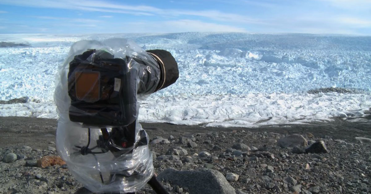 He Points His Camera At Ice And Then Captures The UNIMAGINABLE On Film ...